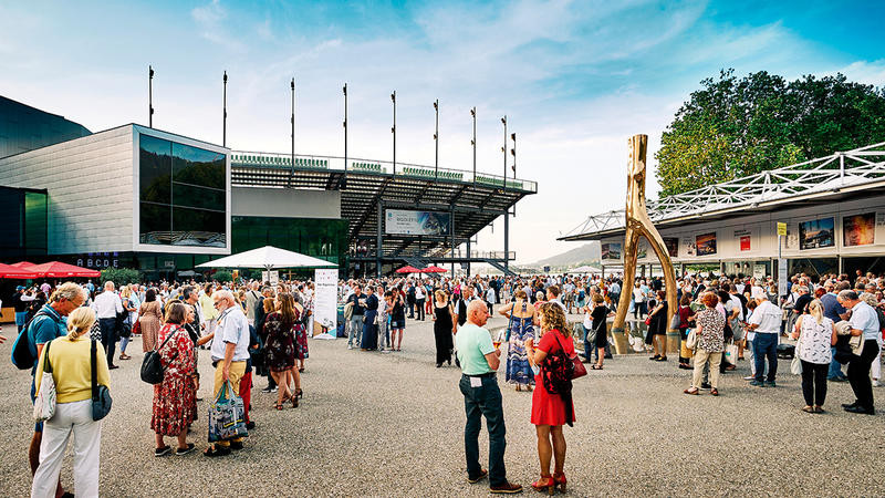 Zirkushaftes Treiben bei den Bregenzer Festspielen | 4-Tages Busreisen ...